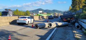 호남고속도로서 공사용 콘크리트 기둥 쏟아져…3명 부상